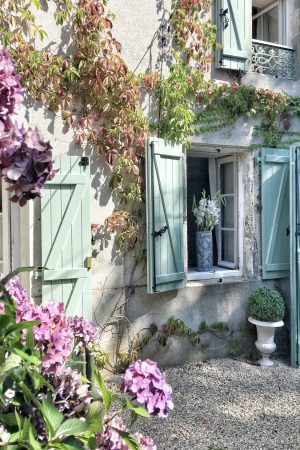French Farmhouse Rustic Style & Easy Breezy Interiors & Paint Colors ...