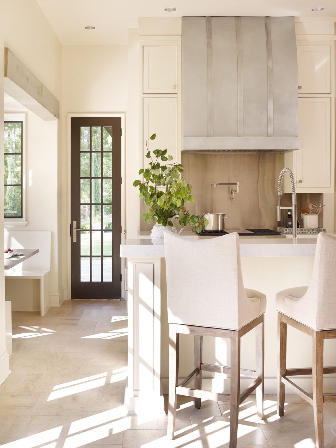 13 Clever Ideas for Warm White Kitchens - Hello Lovely