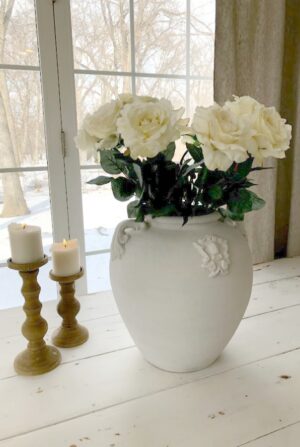 4 Simple Decorating Ideas With White Roses: How to Savor Them! - Hello ...