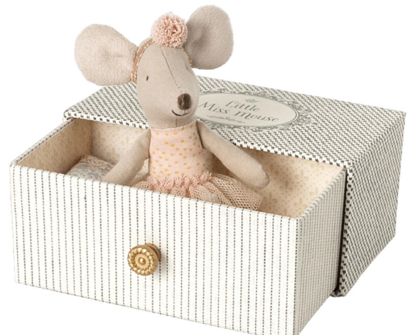 Silly Quotes, Sweet Gifts & Cheerful Holiday Glimpses - Hello Lovely